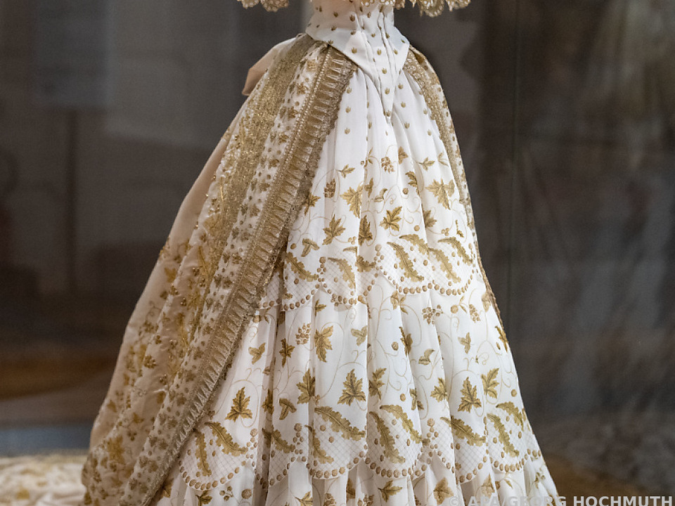 Sisis mutmaßliches Brautkleid in der Wiener Wagenburg ausgestellt