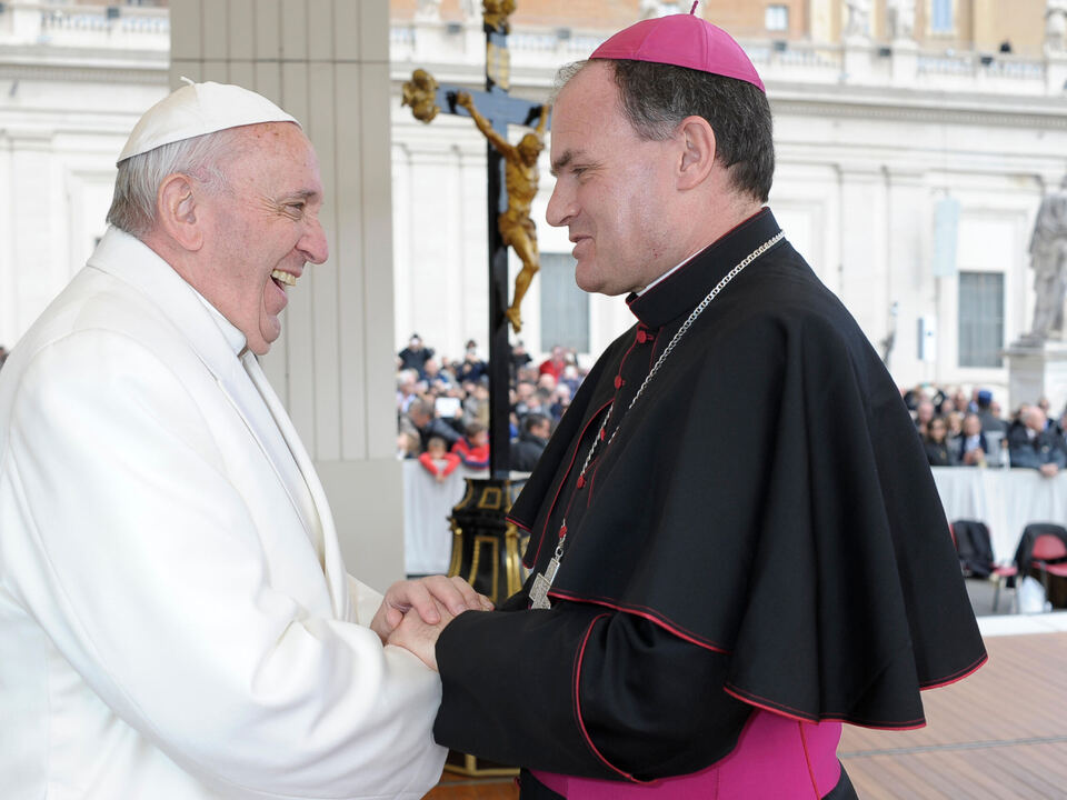 Papst im Krankenhaus: Bischof Muser ruft zu Gebet auf – Südtirol News