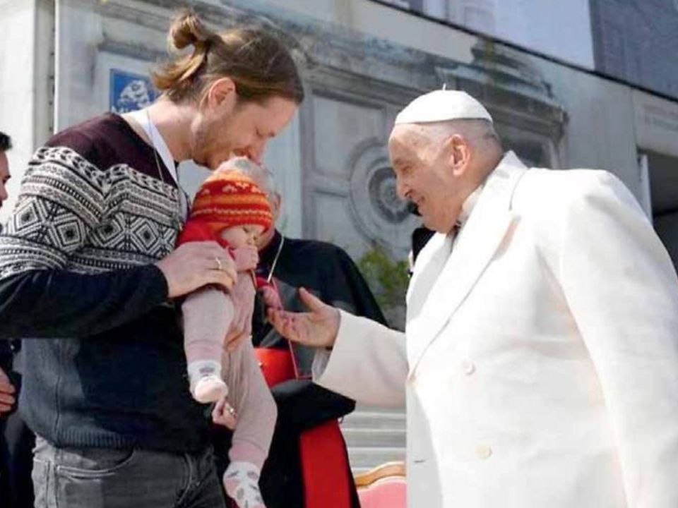 Bewegender Moment: Papst Franziskus nimmt Hand von Baby aus Südtirol ...