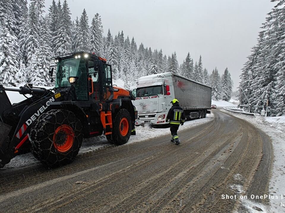 Kreuzbergpass: Lkw aus Graben gezogen – Südtirol News