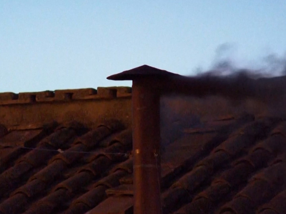 Schwarzer Rauch: Papstwahl geht weiter – Südtirol News