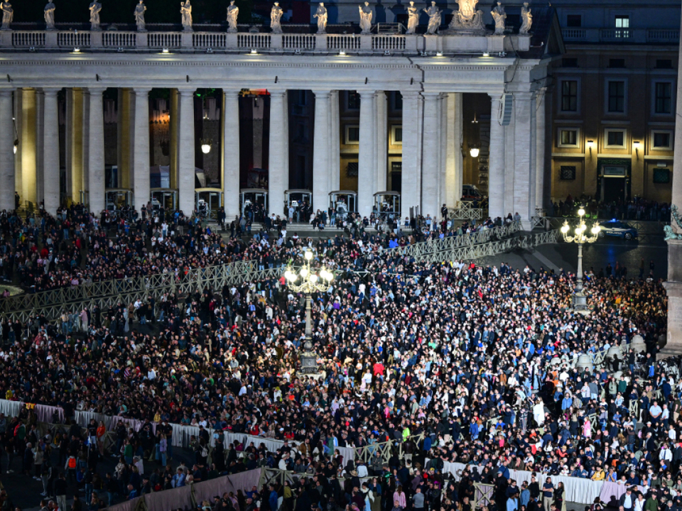Erster Wahlgang der Papstwahl ergebnislos – Schwarzer Rauch – Südtirol News