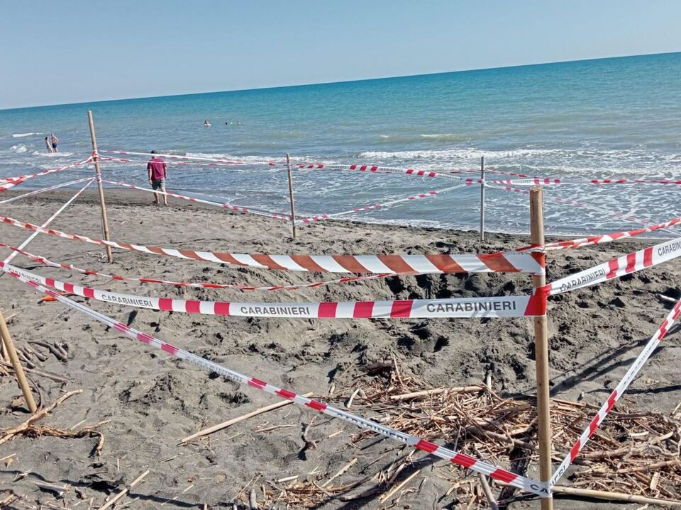 Tragödie an Italienstrand: Junge lebendig von Sand begraben – Südtirol News
